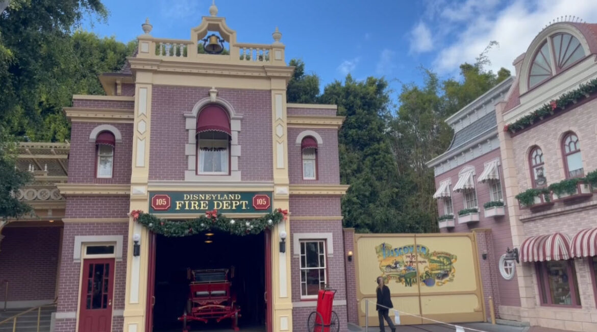 Dapper Dans Shine in Disneyland Holidays - Sam's Disney Diary