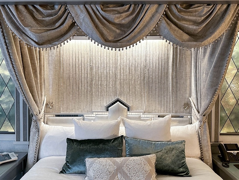 Inside Disneyland Paris’ Elsa Ice Palace Suite - Sam's Disney Diary